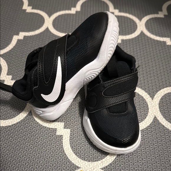 Nike | Shoes | Nike Black And White Velcro Sneakers | Poshmark